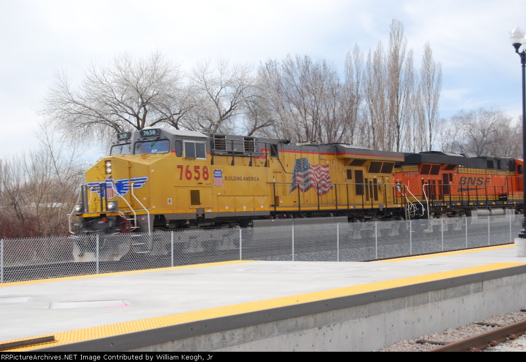 UP 7658 rolls by with and odd BNSF swoosh right behind it 7518